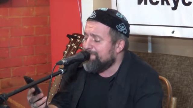 48 Идет по улице поэт...-  Андрей Мансветов