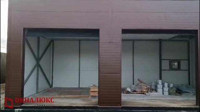 Секционные ворота Алютех цвета антрацит со смотровыми окошками. ОКНАЛЮКС Севастополь