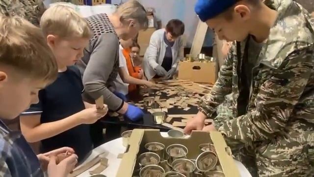 Общесвенники, волонтеры и полицейские сплели 400-ю маскировочную сеть для отправки на СВО