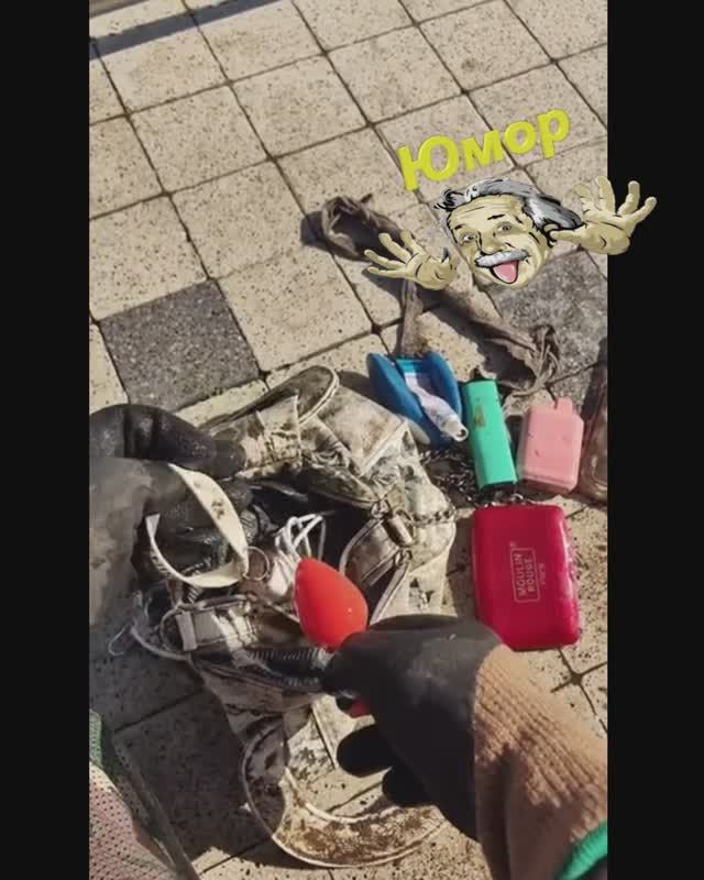 Мужик магнитом выловил сумку  Prada. А там много чего интересного) 🤣