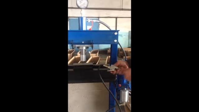 Пресс гидравлический T61220 с пневмоприводом