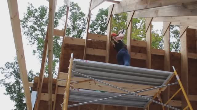 Жизнь с нуля #012. Дождь закончился, продолжаем обшивать каркас.