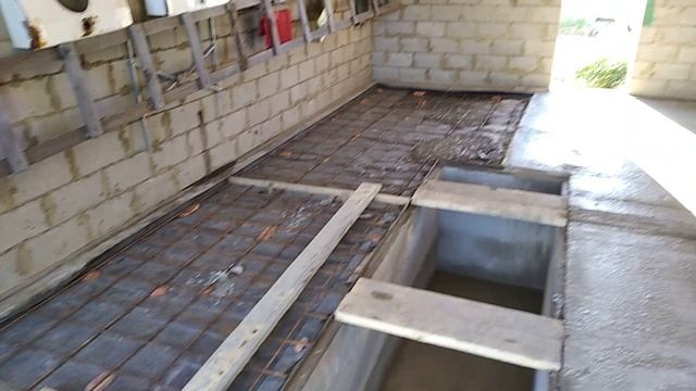 Заливка пола в гараже.