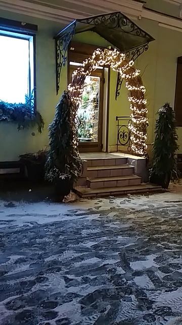 Новогоднее убранство на улочках Питера.