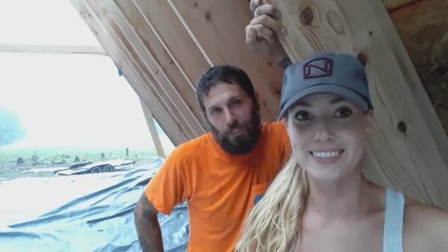 Жизнь с нуля #011. Обшиваем каркас дома. Идёт дождь