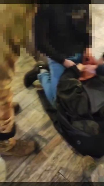 Оперативное видео задержания молодых людей, подозреваемых в вымогательстве денежных средств у директ