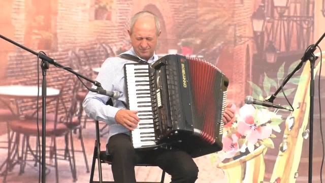 Два танго  "El Choclo" и  "Любовные улыбки" Играет Владимир Никулин (аккордеон)