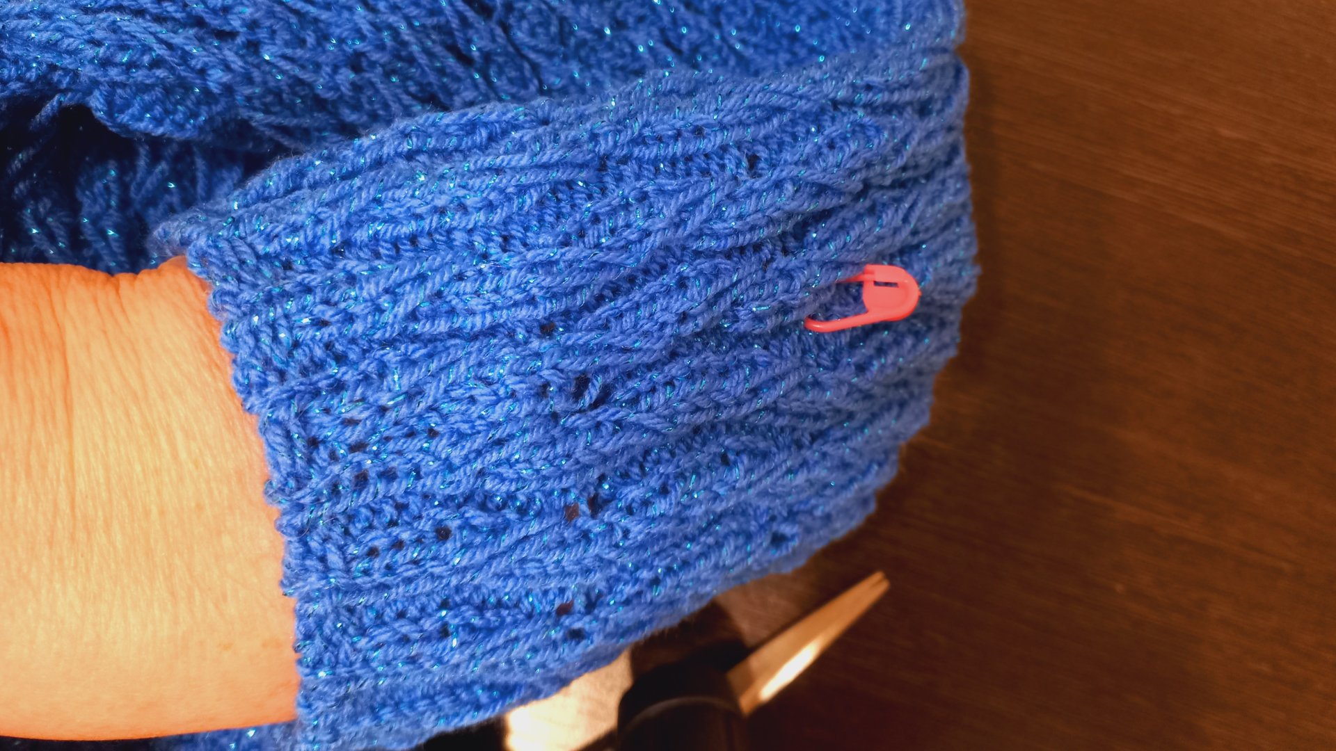 Как закрыть резинку два на два иглой. Мастер-класс