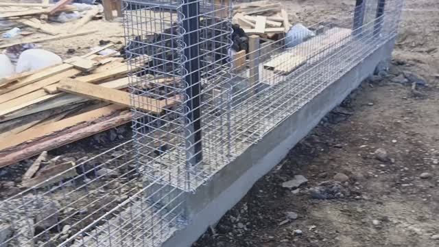 Закладная под откатные ворота в Красноярске, на примере забора из габионов