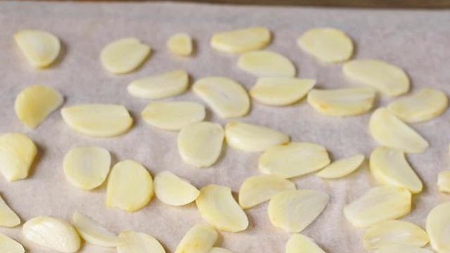 Портится чеснок, коричневеет? Засушите в духовке, чтобы не выбрасывать свои труды.