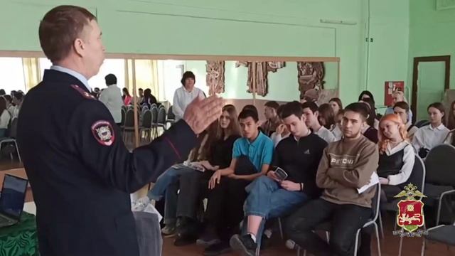 В Хакасии сотрудники полиции проводят со школьниками профориентационные уроки