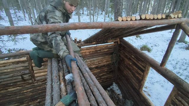 Убежище в лесу строится - Крыша кроется
