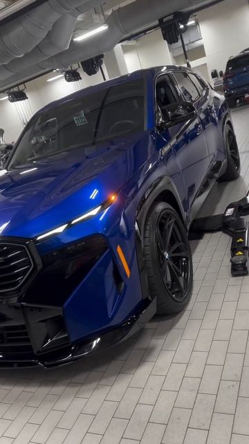 Великолепный BMW XM Marina Bay Blue с передней губой и спойлером Renegade Design в Майами, США