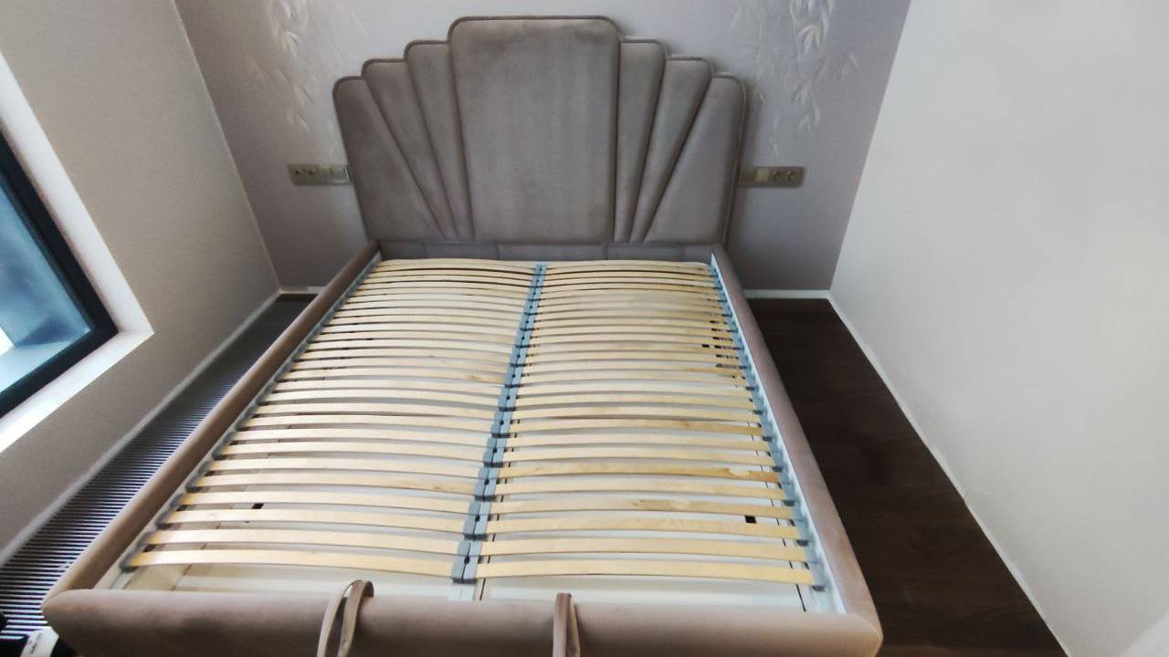 Двуспальная кровать с лаконичным дизайном. Модель Лацио