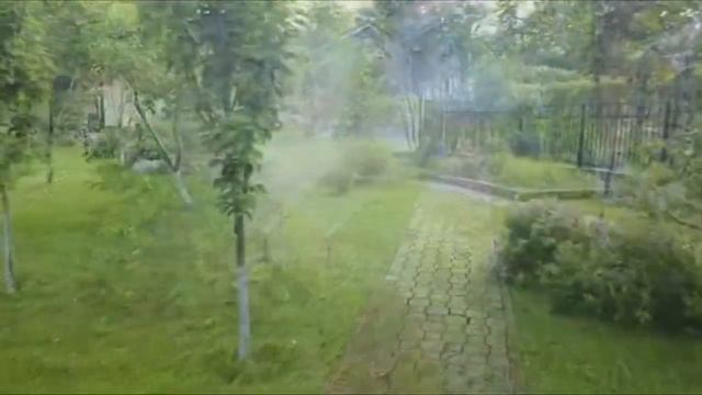 Полив дачного участка с помощью поливочных, мелкодисперсных форсунок.