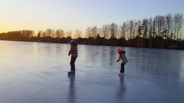 Зимний каток на озере