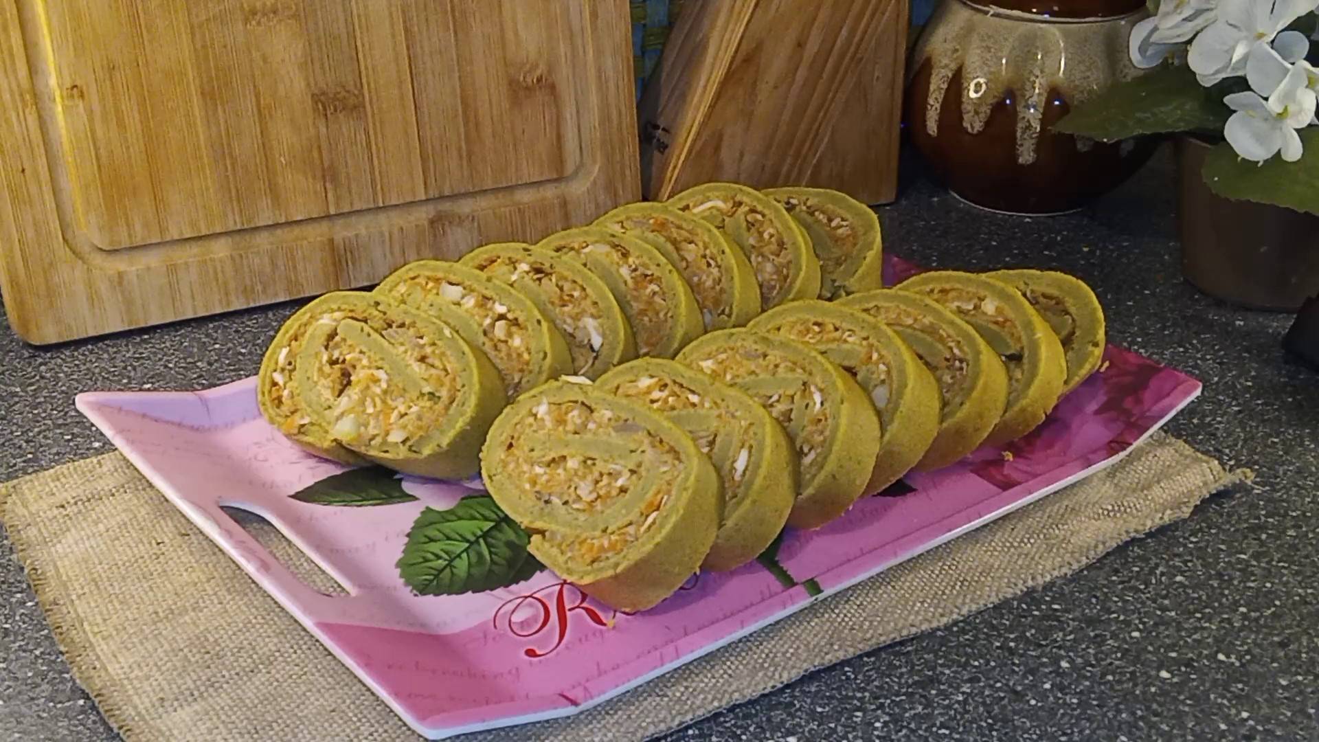 Закусочный рулет с килькой