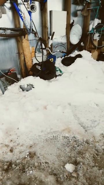 Снег в гараже