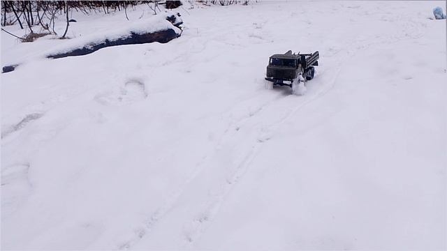 На газоне за дровами ,шишига корчик 27 сломалась