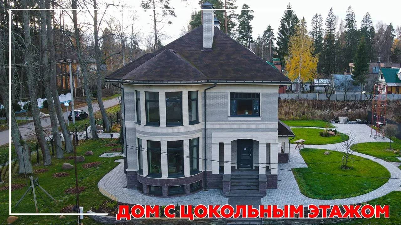 Красивый дом с цокольным этажом и полукруглым эркером. Посёлок Сиверский