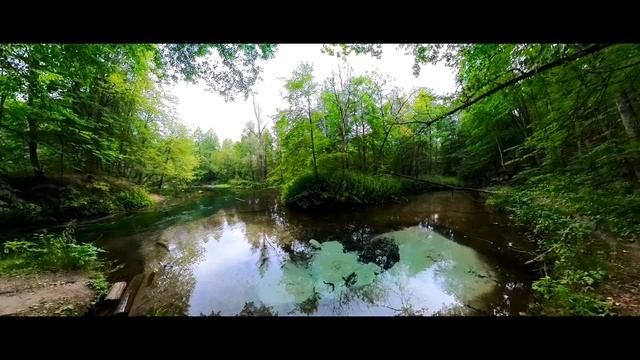 Поток воды идет снизу вверх прямо сквозь песок