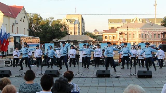 «Оренбургский Академический Русский Народный Хор» – «А мы три года прослужили ни о чём мы не тужили»