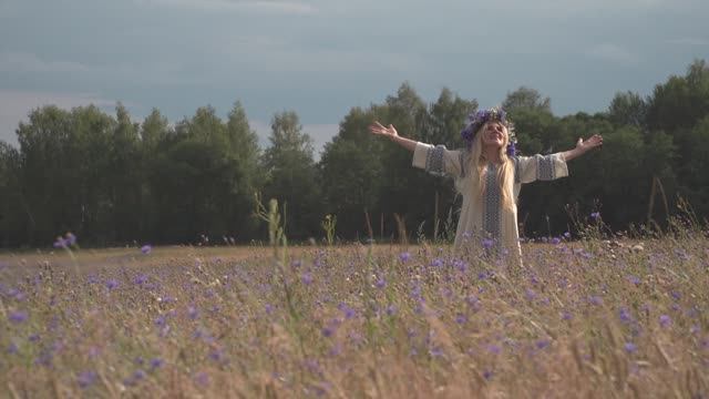 ОЛЬГА РЫБНИКОВА "ЛУГА РОССИИ" ( муз и сл Сергей Косточко)