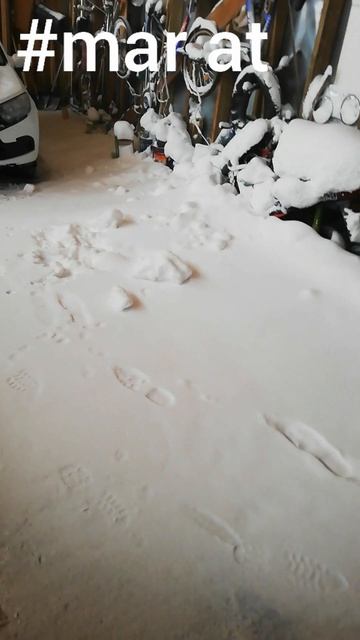 Снег в гараже.