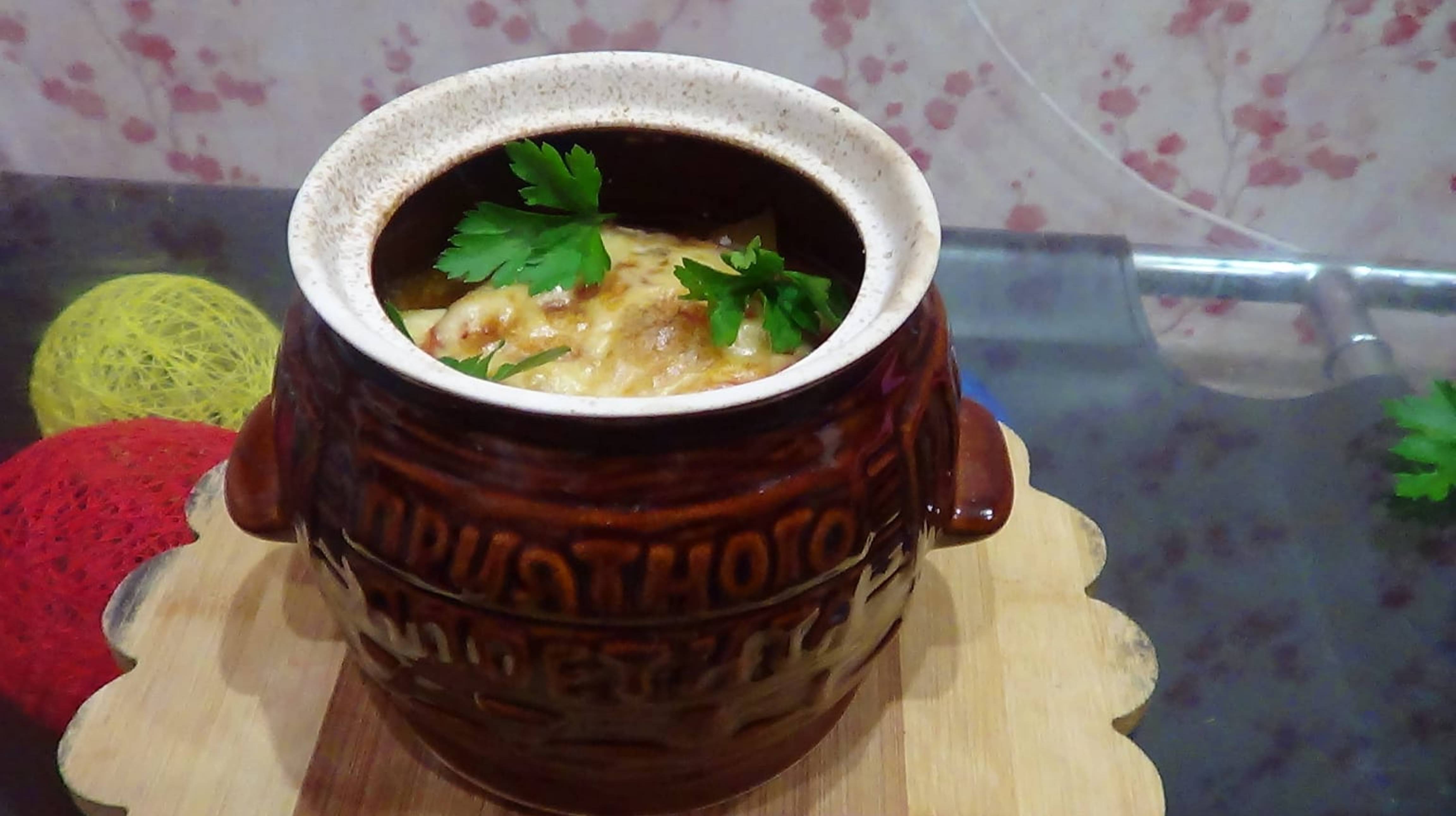 Свинина запеченная с овощами и сыром в горшочках