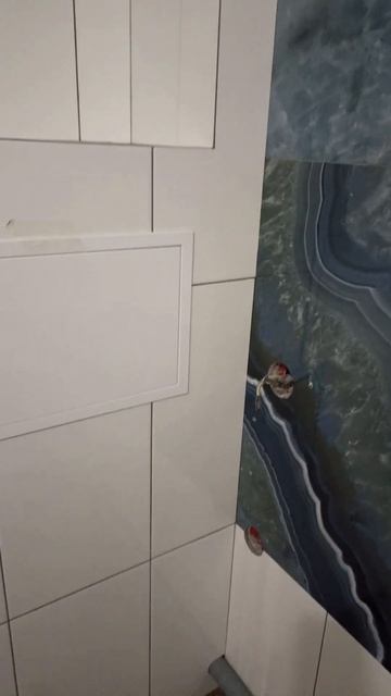 Ванная облицованная плиткой. Крупный и средний формат. #shorts