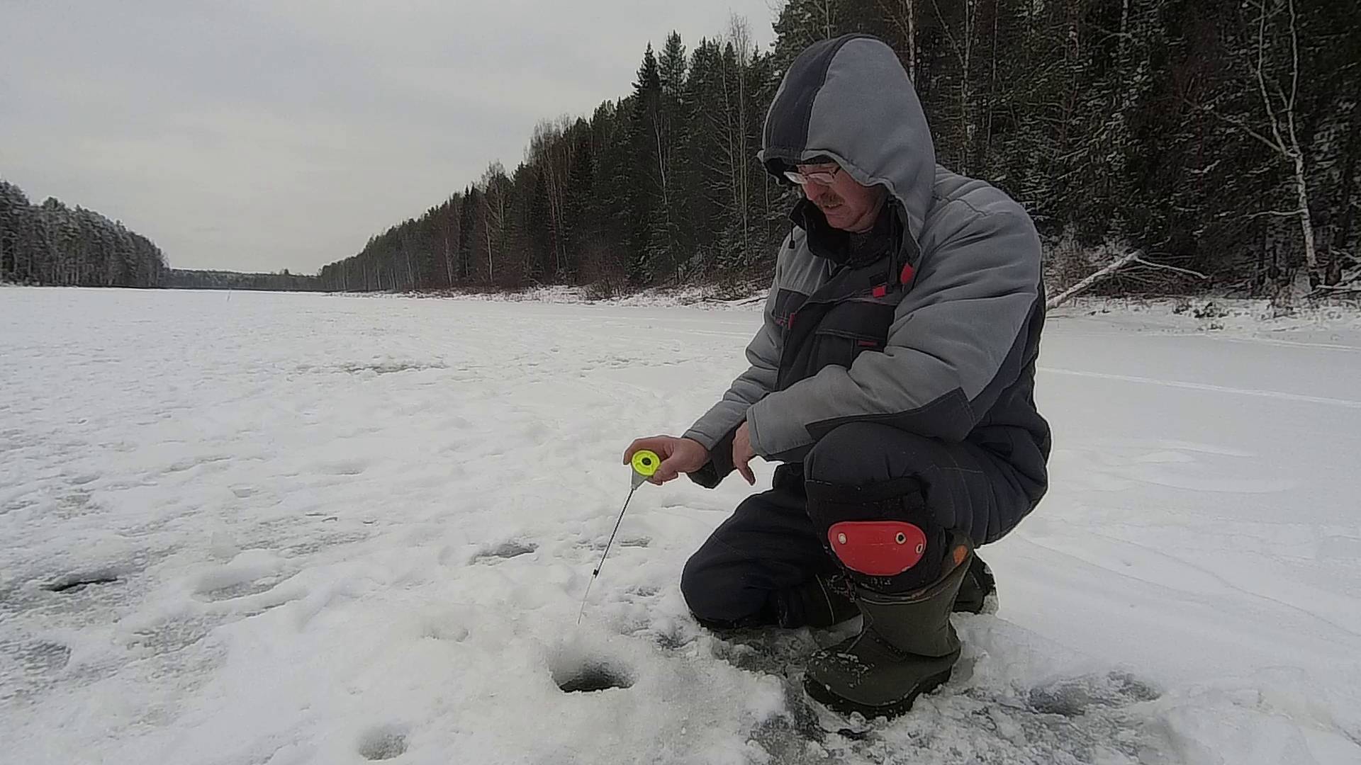 ПЕРВАЯ РЫБАЛКА НА ЛЕСНОМ ОЗЕРЕ В ОКТЯБРЕ 2022Г. С ВАЛЕРОЙ И АЛЕКСЕЕМ.