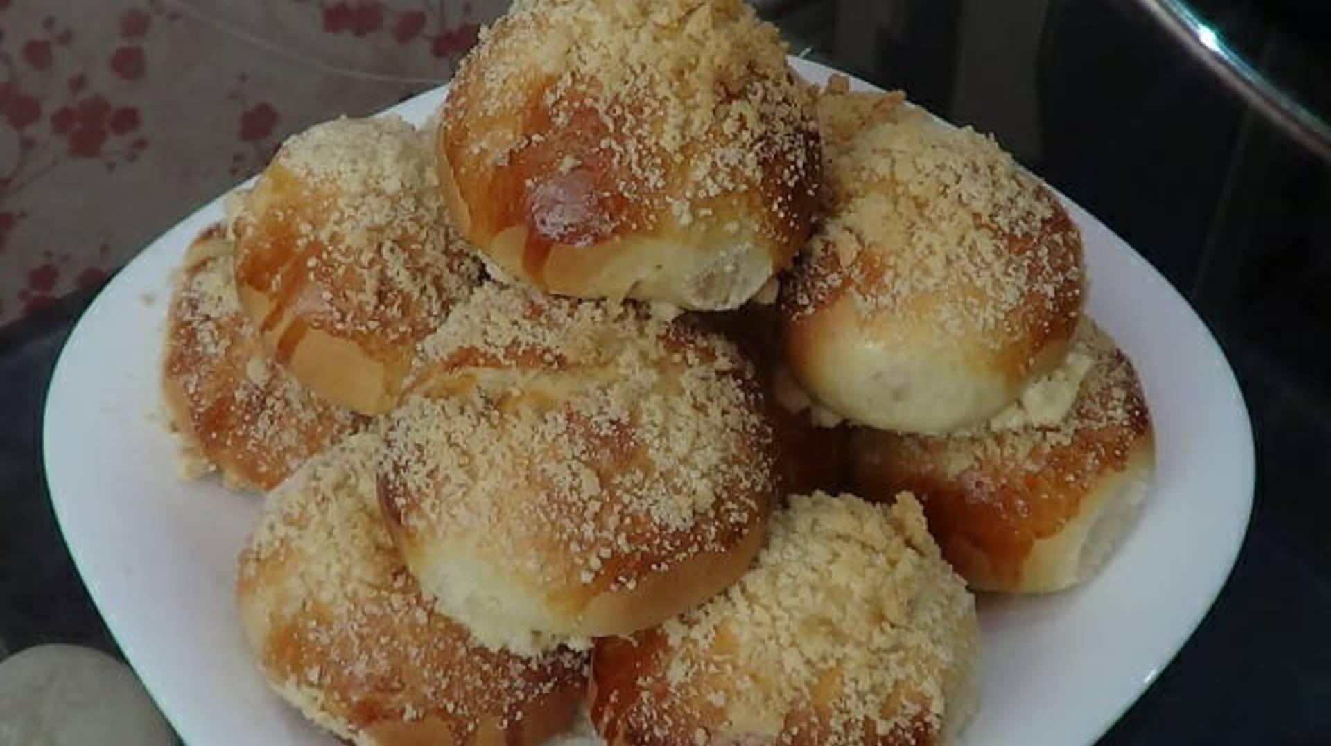 Булочки с посыпкой и конфетной начинкой