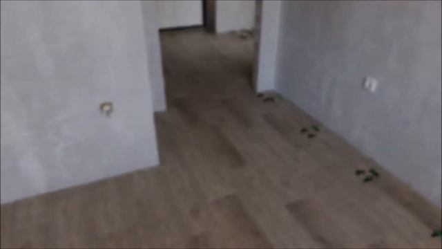 Укладка плитки на пол в прихожей и на кухне единым ковром