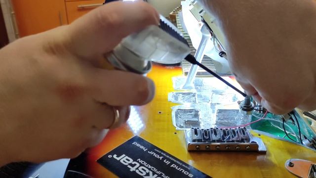 Хрипит ручка громкости, замена потенциометра на электрогитаре