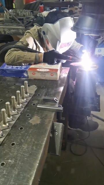 Аргонно-дуговая сварка на позиционере, сталь 30хгса, лист 4 мм + штырь 18 мм