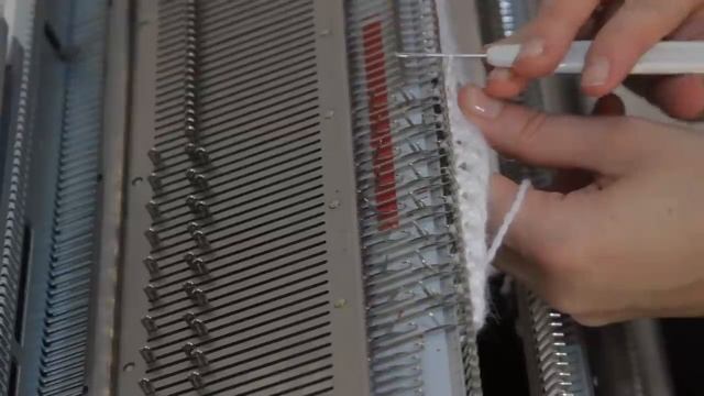 Вязание ажурного переплетения при помощи деккера