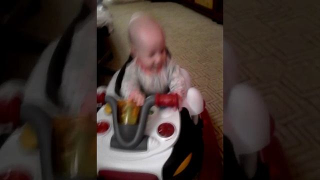 Веселый танцующий малыш :) Минутка позитива.