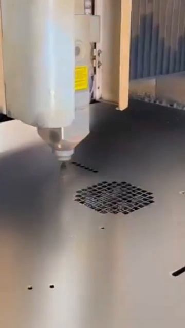 Лазерная резка методом Fly cut, черная сталь, лист 1,5 мм