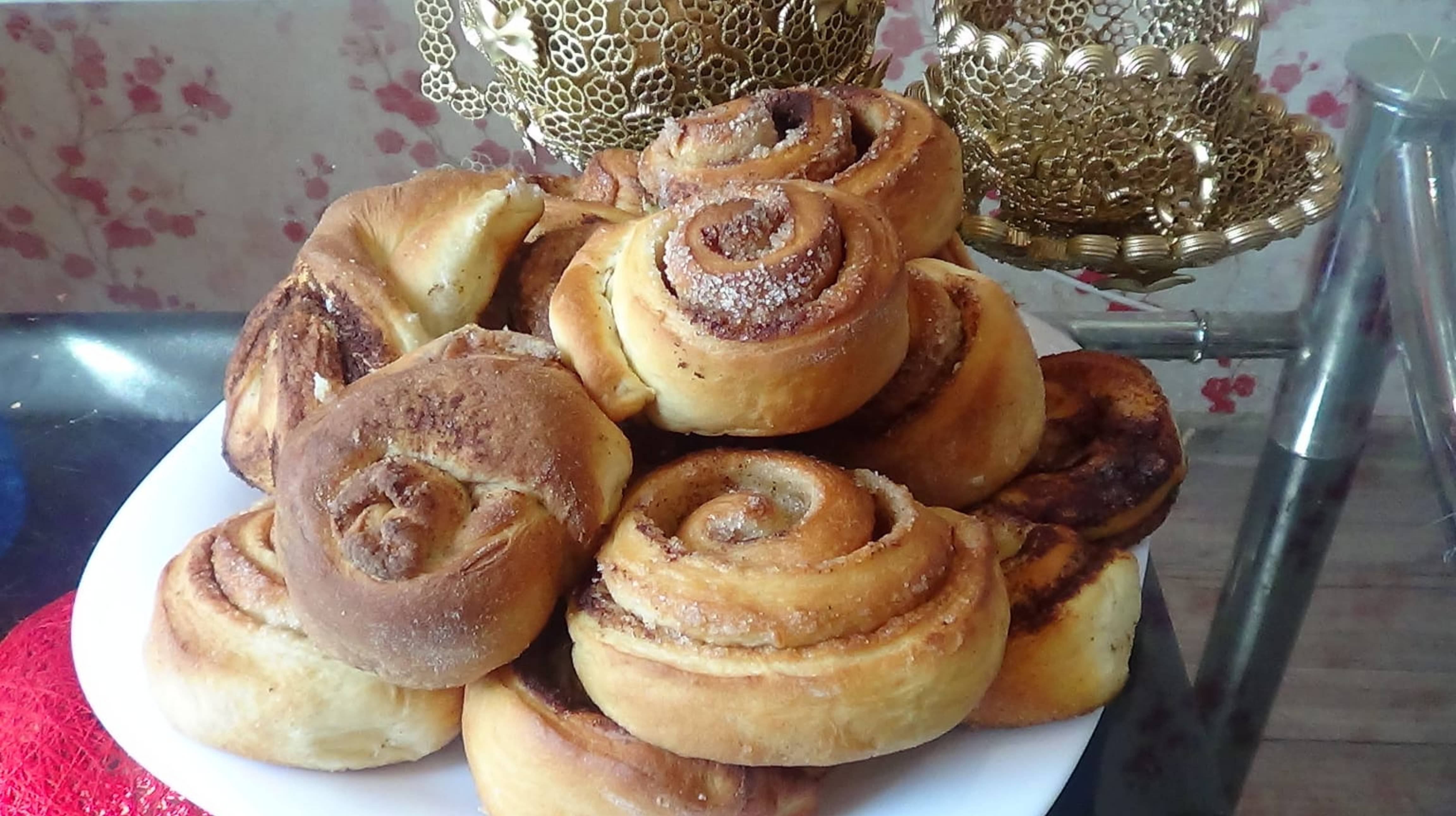 Сдобные булочки с корицей