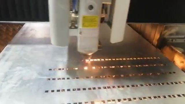 Лазерная резка методом Fly cut, оцинкованная сталь, лист 2 мм