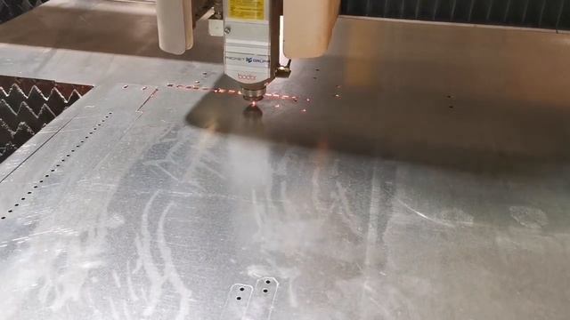 Лазерная резка методом Fly cut, оцинкованная сталь, лист 2 мм
