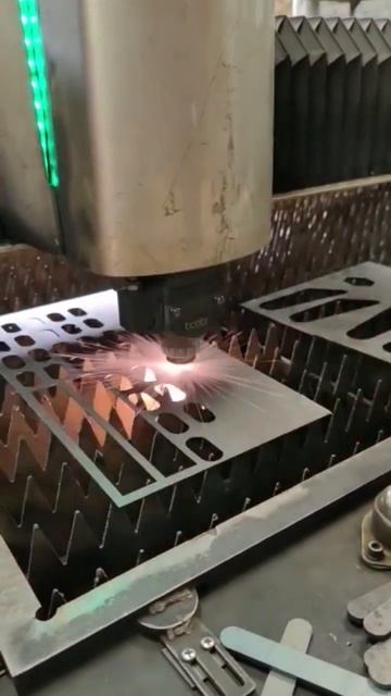 Лазерная резка методом Fly cut, черная сталь, лист 1,5 мм