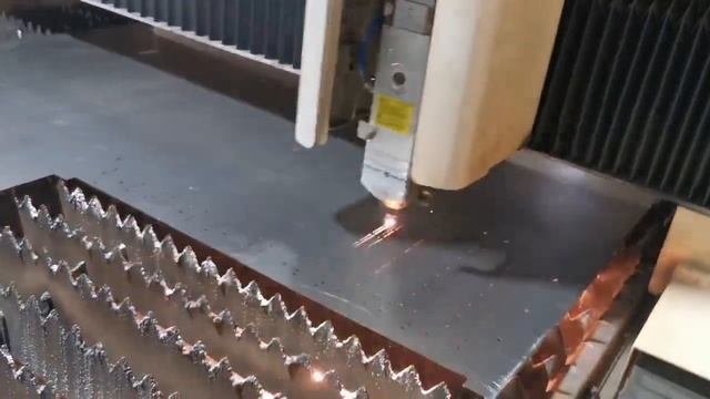 Лазерная резка методом Fly cut, черная сталь, лист 1 мм