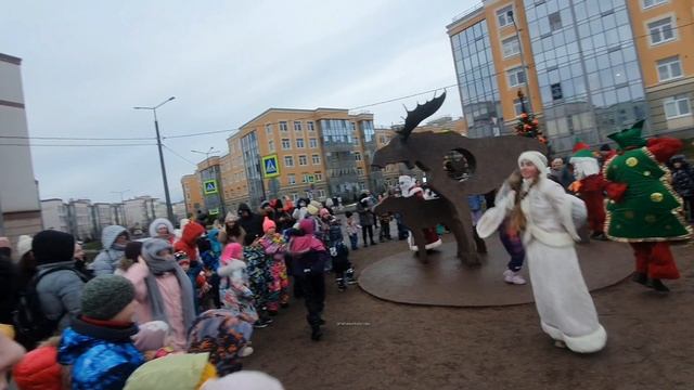 Дед Мороз развлекает детей.