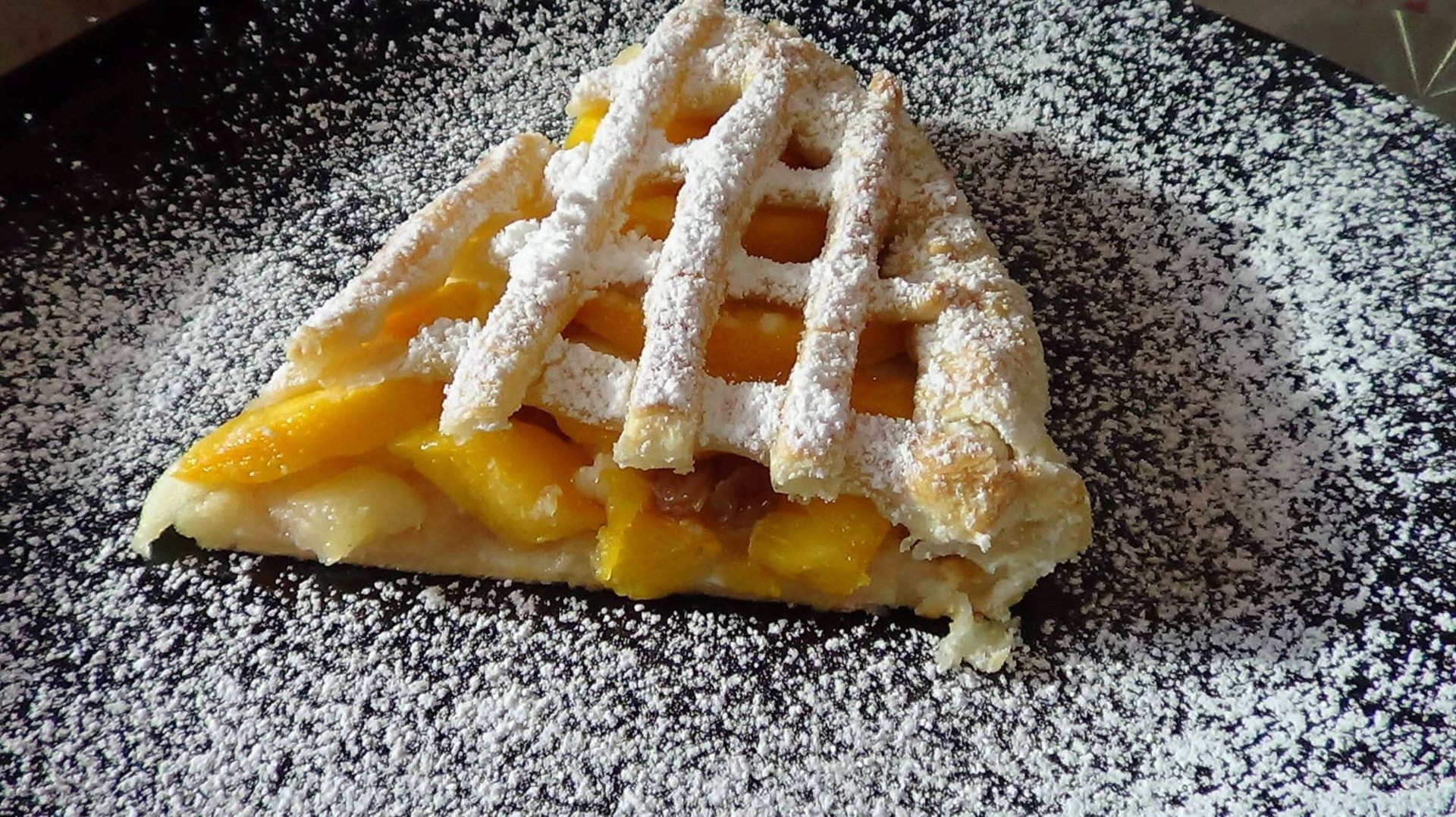 Пирог из слоеного теста с фруктами