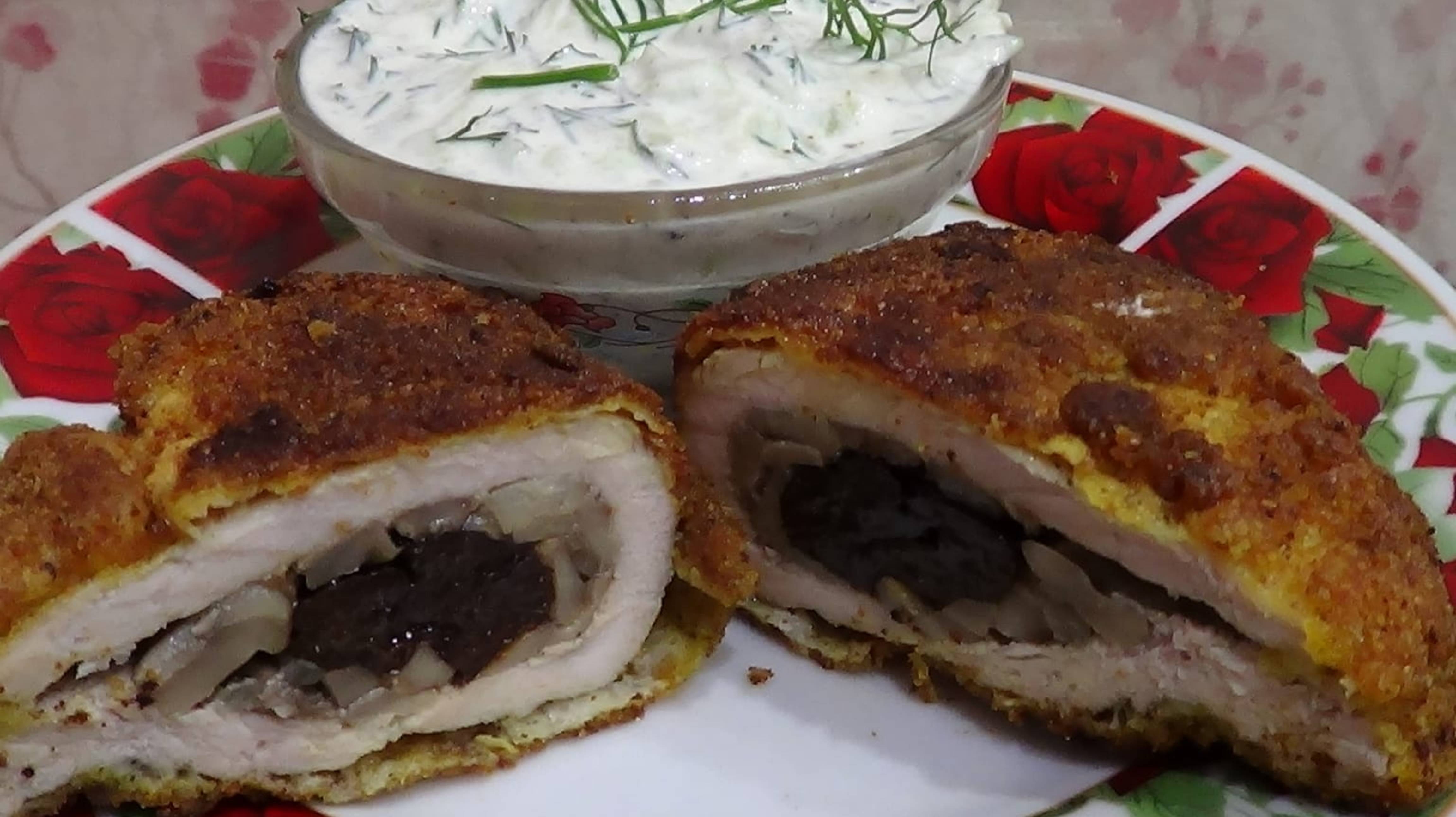 Новогодние мясные кармашки. Соус дзадзики.