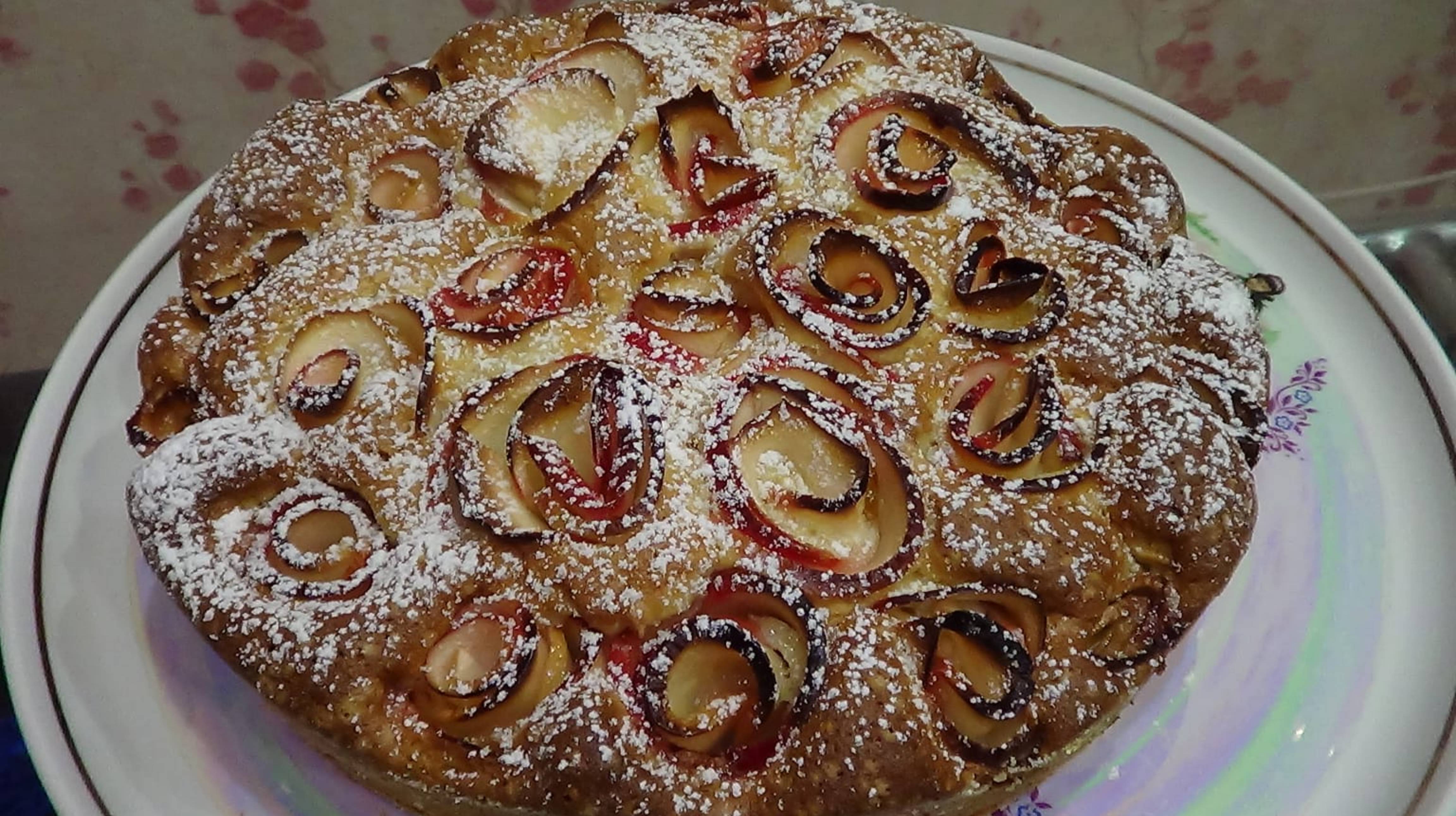 Шарлотка с розами из яблок