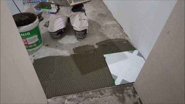 Укладка керамогранита 40/40 на пол. Ремонт пола в прихожей