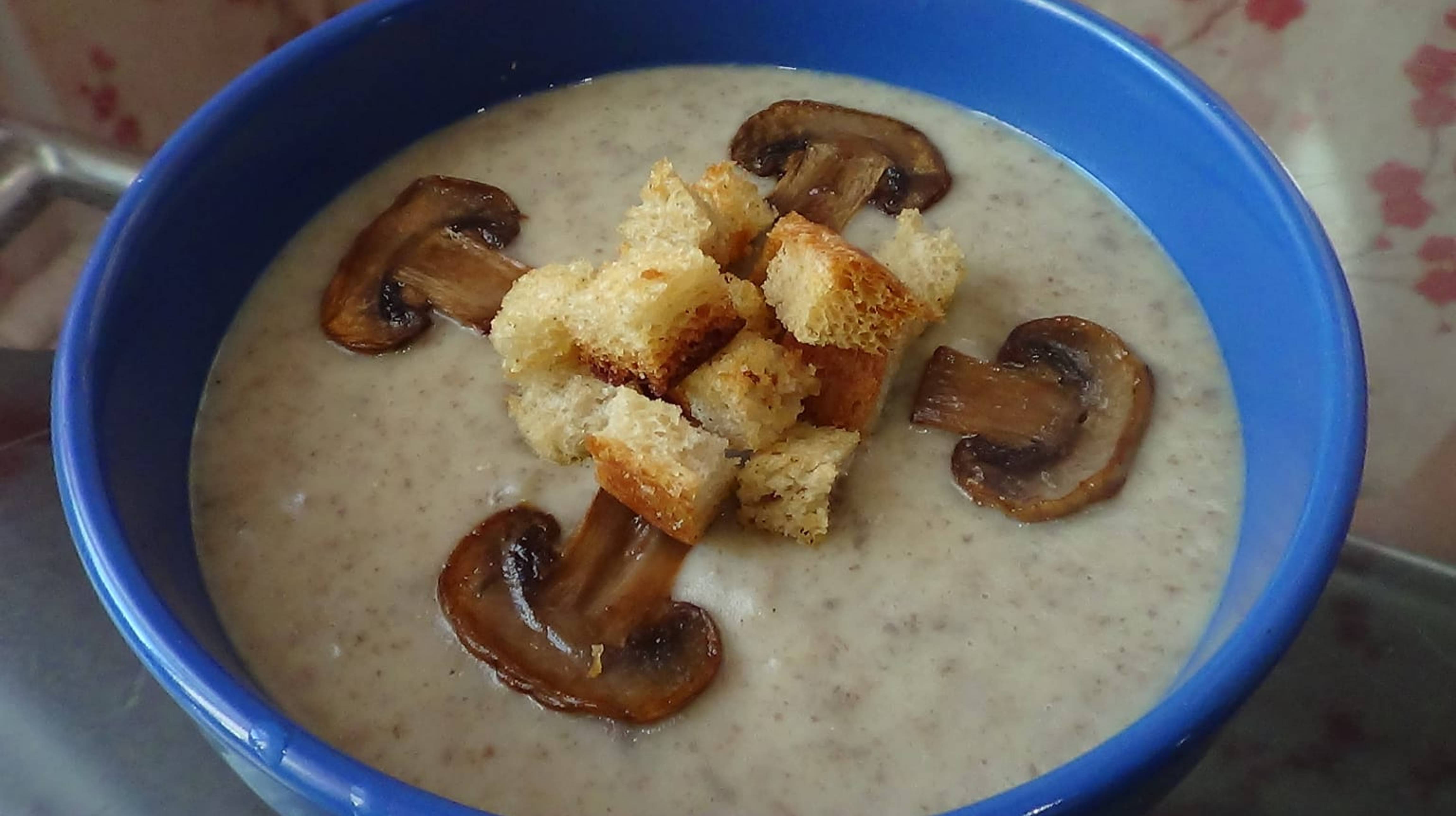 Крем суп с шампиньонами и гренками