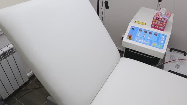 Косметологическая кушетка с электроприводом Профи 8 | Массажные столы видео обзор | Массажная Страна